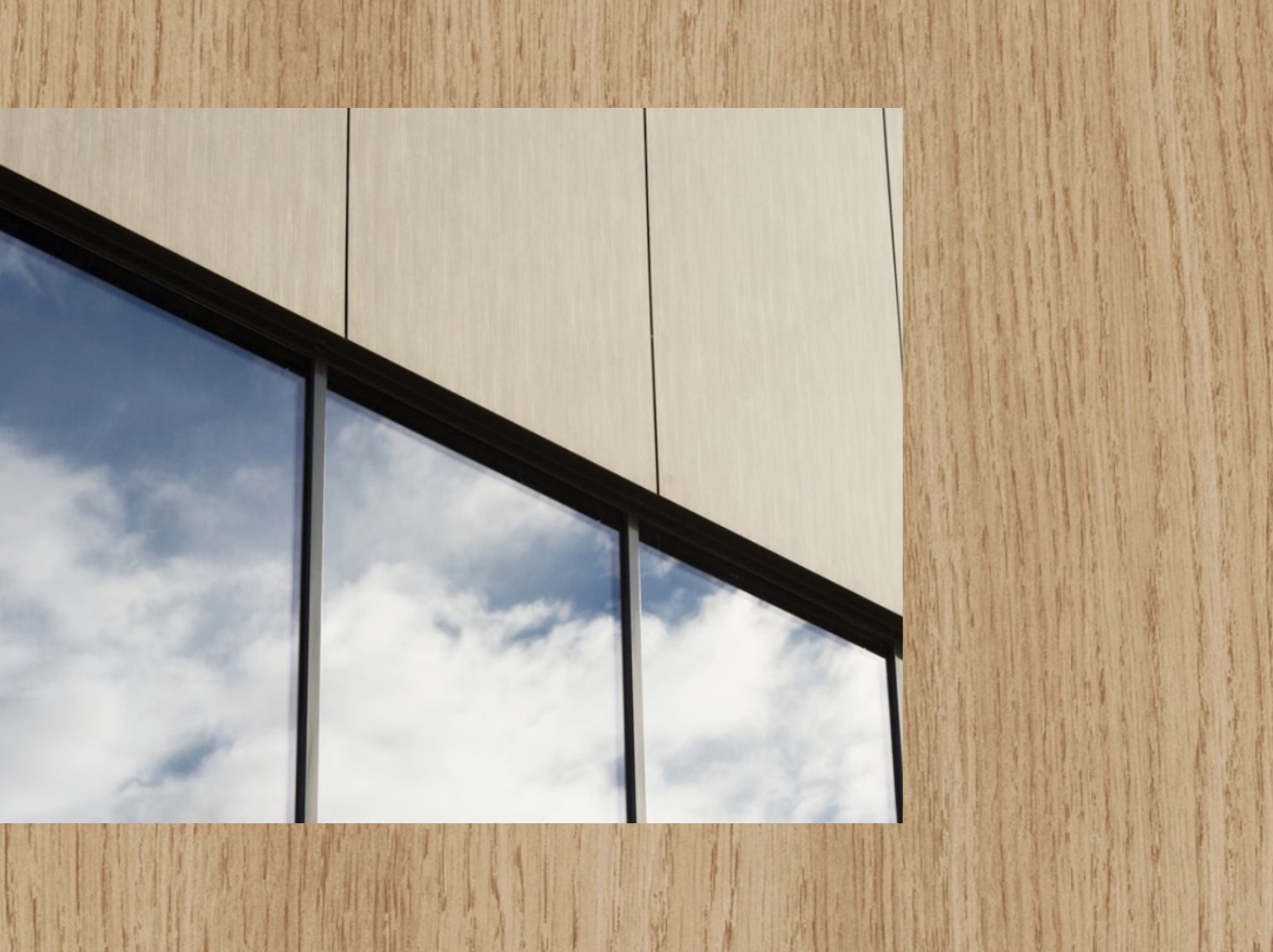 Een gevel bekleed met zeshoekige Trespa Meteon platen, als verwijzing ...